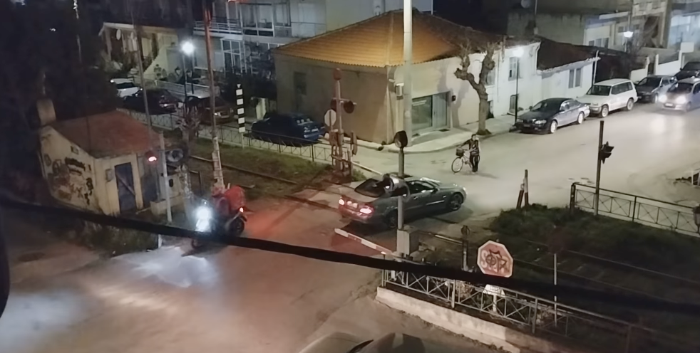 Αλεξανδρούπολη: Μπάρες κατεβασμένες, τρένα πουθενά & κανονικά η ...