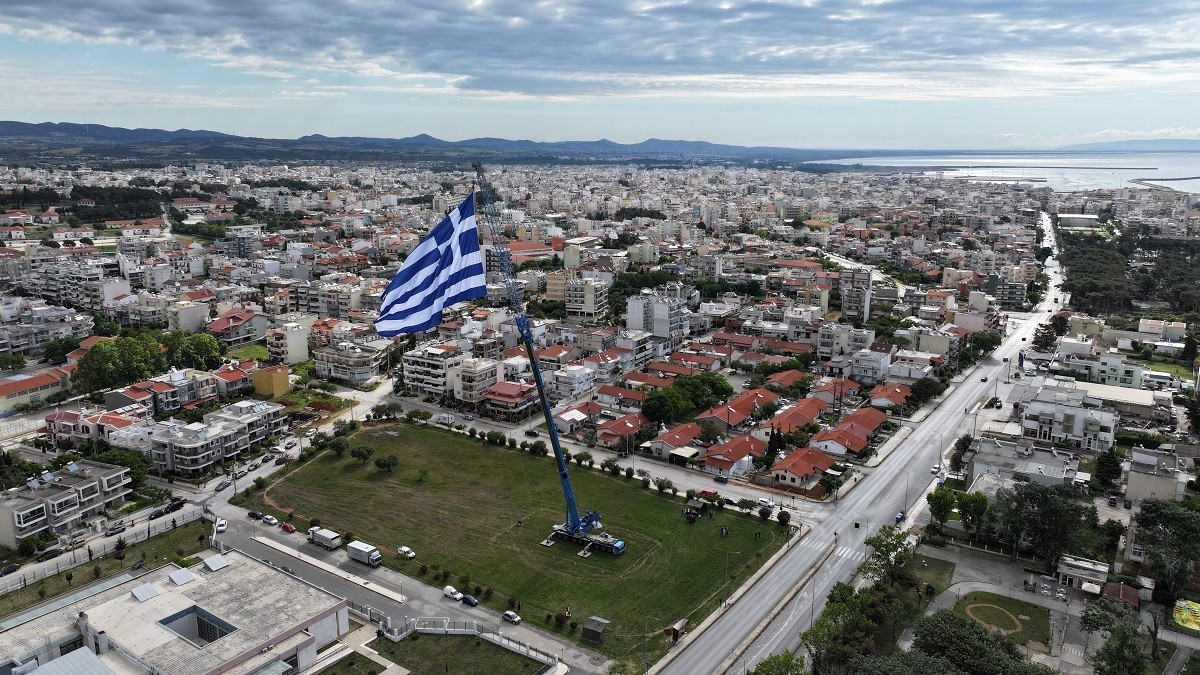 Γαλανόλευκη Υπερηφάνεια: Η μεγαλύτερη ελληνική σημαία υψώνεται ξανά ...