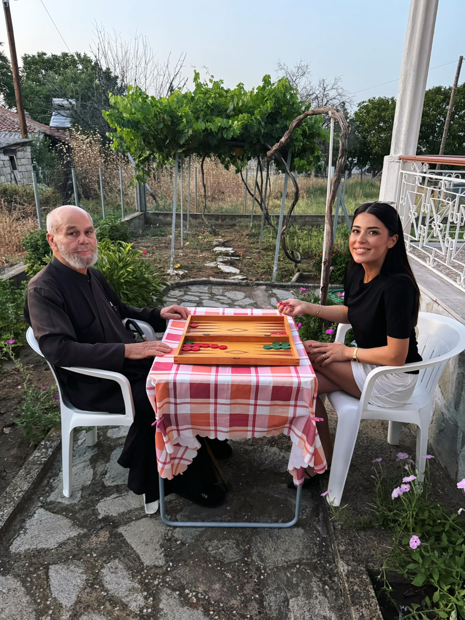 Εγγονή στον Έβρο: Η Αφροδίτη Λατινοπούλου παίζει τάβλι με τον παππού της στα Βρυσικά - Pame Evro