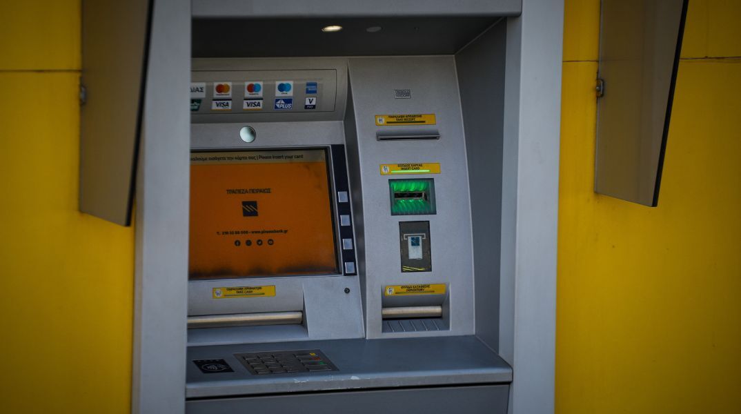 “Πλήρωνε για να πάρεις τα λεφτά σου” – Τι απαντά η Τράπεζα Πειραιώς για τις νέες χρεώσεις στα ...